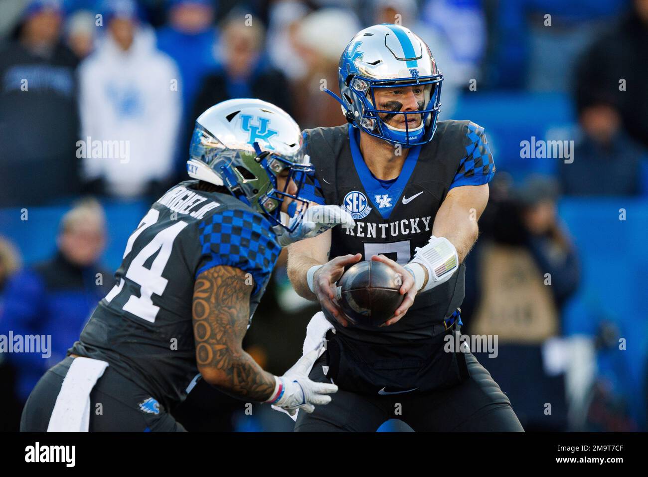 Kentucky quarterback Will Levis (7) hands the ball off to Kentucky ...