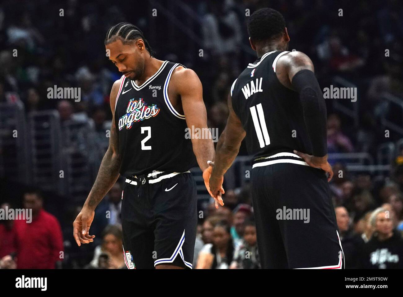 Los Angeles Clippers forward Kawhi Leonard (2) taps hands with Los ...