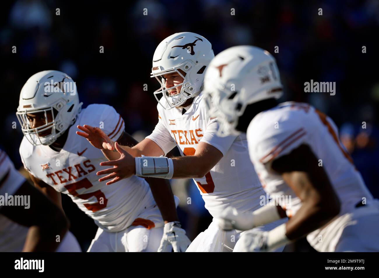 Texas quarterback Quinn Ewers, center, waits for the snap during the ...