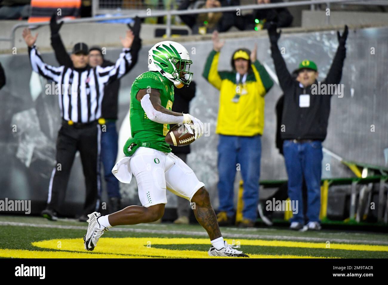 Oregon running back Bucky Irving (0) scores against Utah during the ...