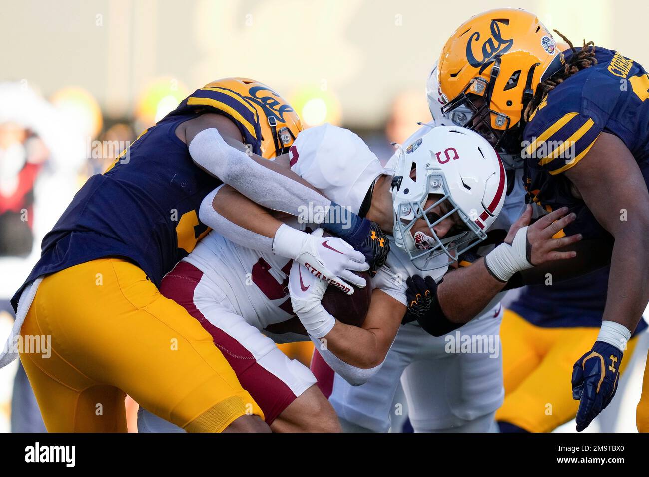Stanford running back Mitch Leigber, middle, runs the ball against ...