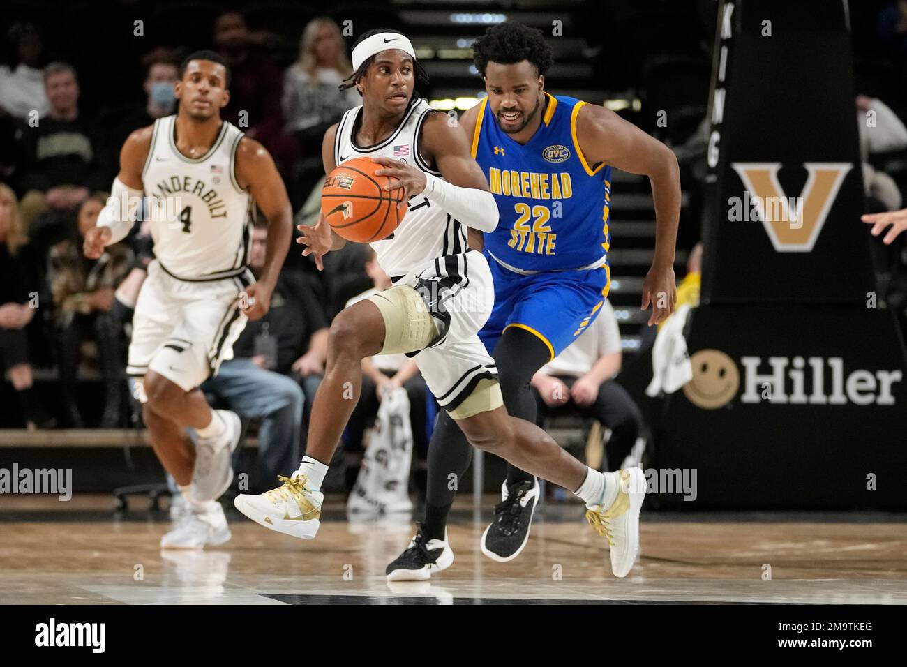 Vanderbilt guard Ezra Manjon, center, heads down the court ahead of ...