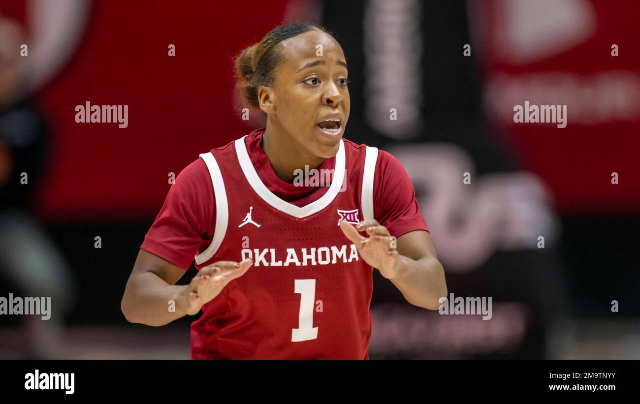 Oklahoma Sooners guard Nevaeh Tot (1) awaits the pass during an NCAA ...