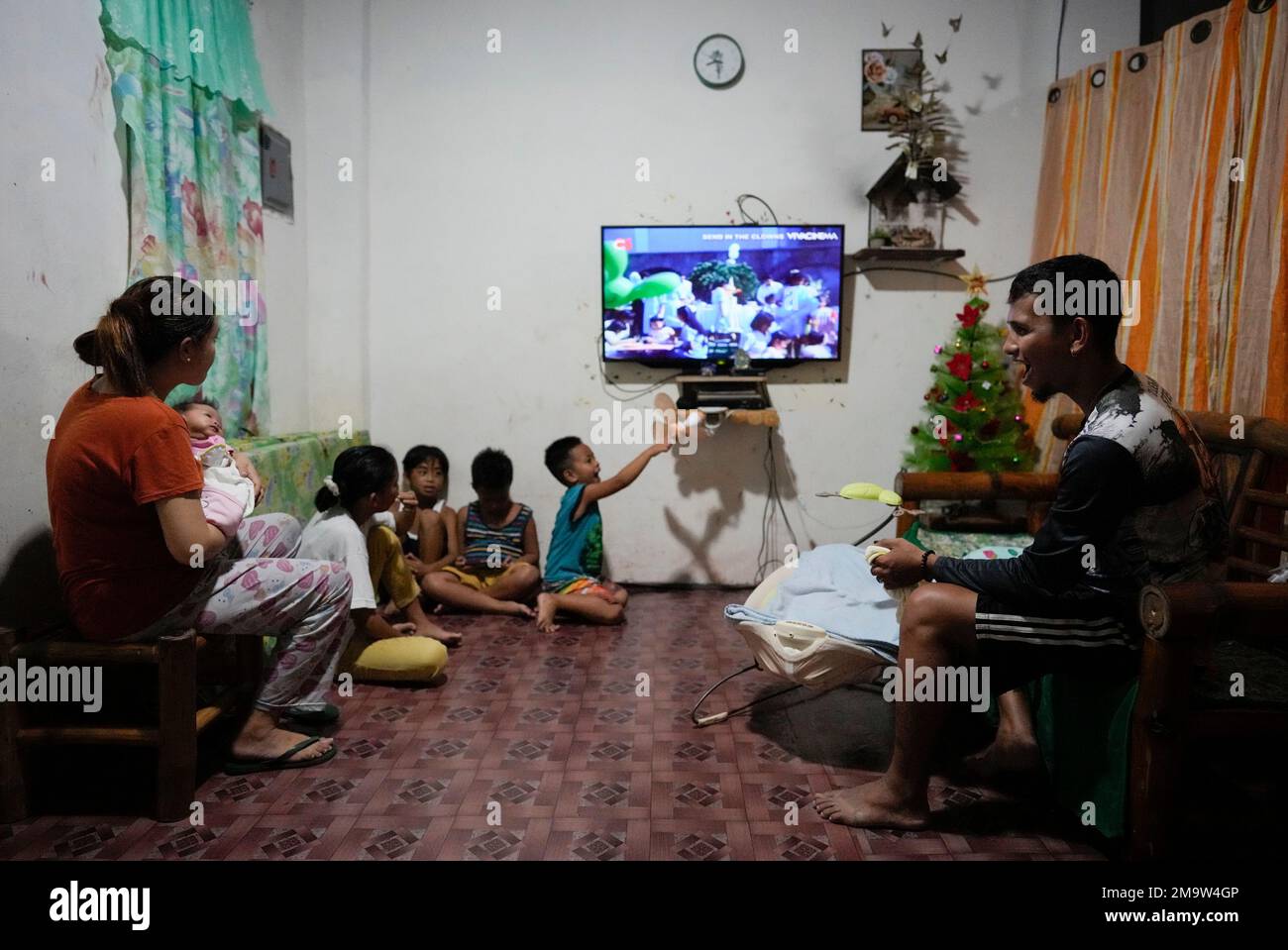 Jeremy Garing, right, and his wife Hyancinth Charm Garing plays with ...