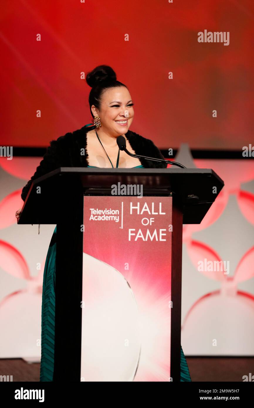 Gloria Calderon Kellett introduces Hall of Fame inductee Rita Moreno ...