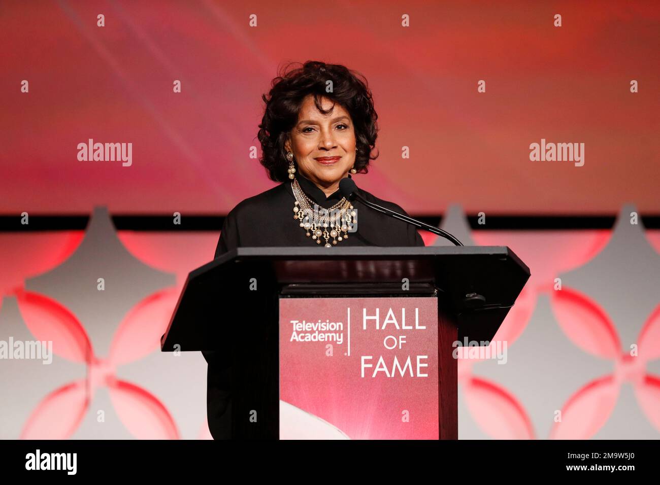 Phylicia Rashad introduces Hall of Fame inductee Debbie Allen during ...