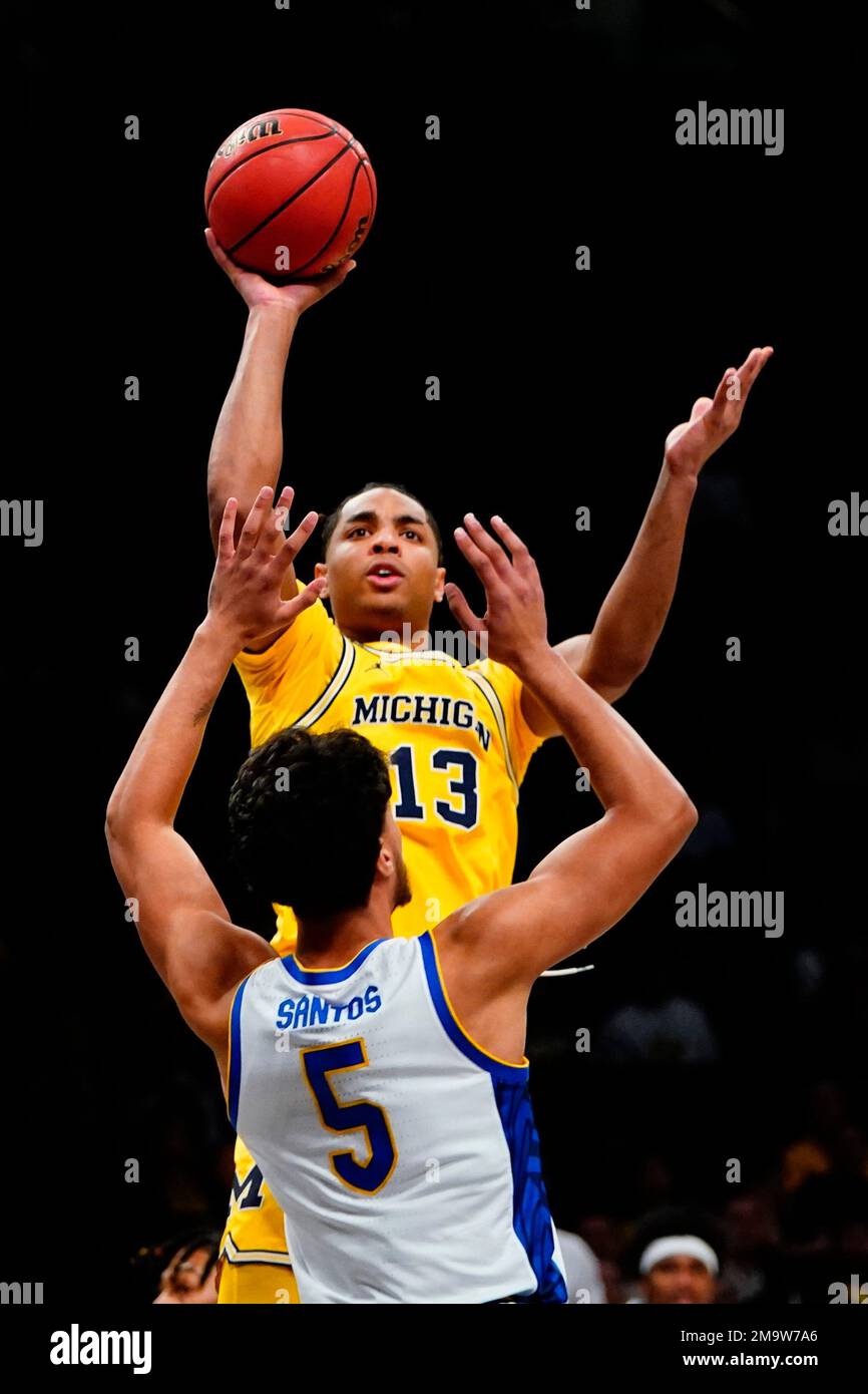Michigan's Jett Howard (13) shoots over Pittsburgh's Nate Santos (5 ...