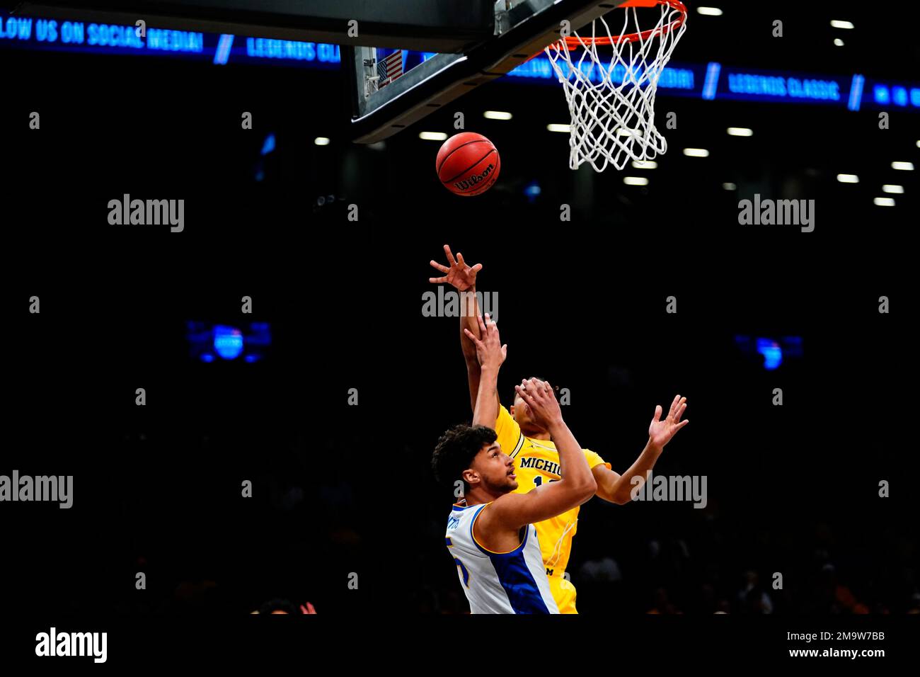 Michigan's Jett Howard (13) shoots over Pittsburgh's Nate Santos (5 ...