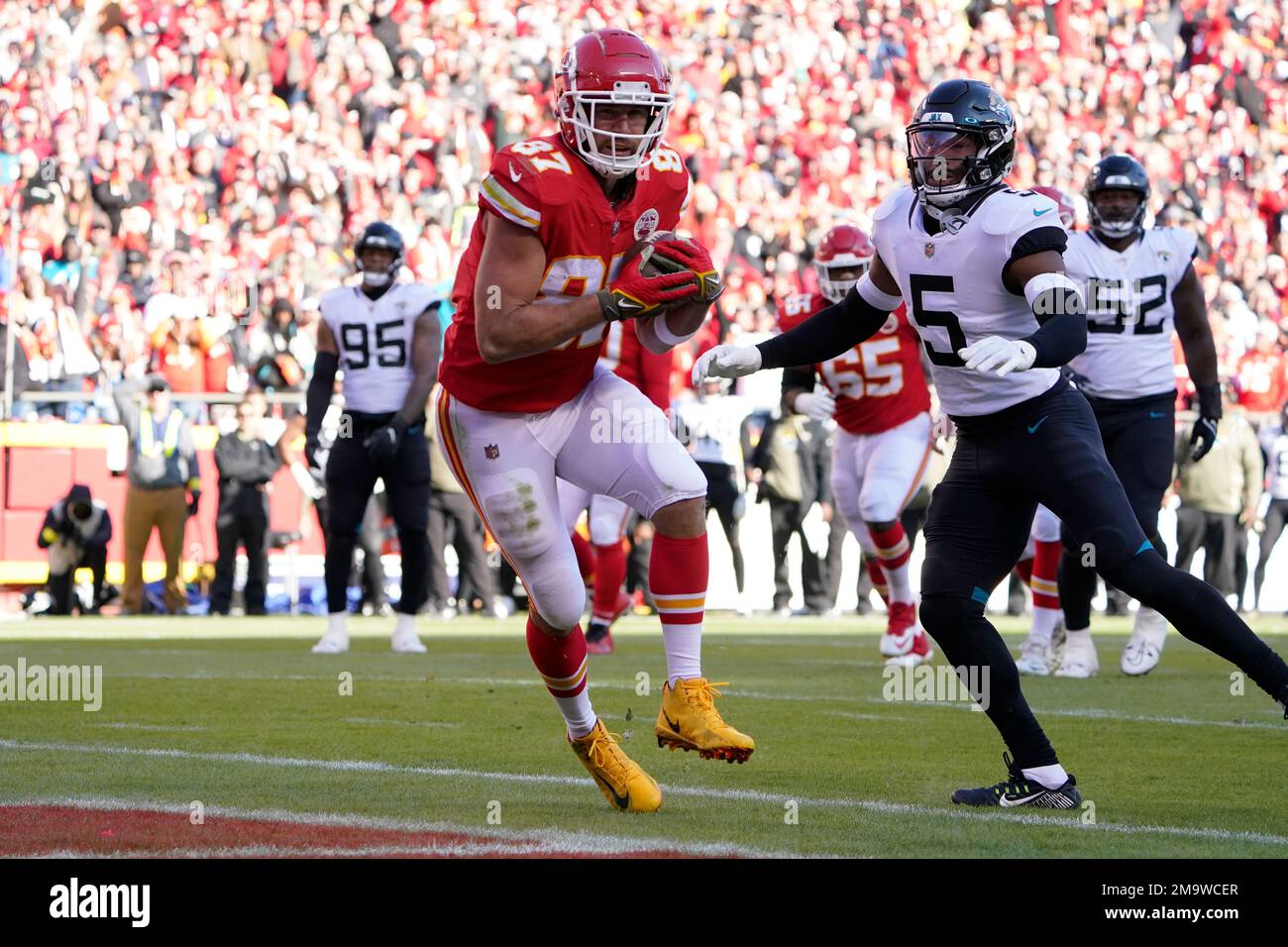 Kansas City Chiefs tight end Travis Kelce (87) catches a touchdown pass against Jacksonville ...
