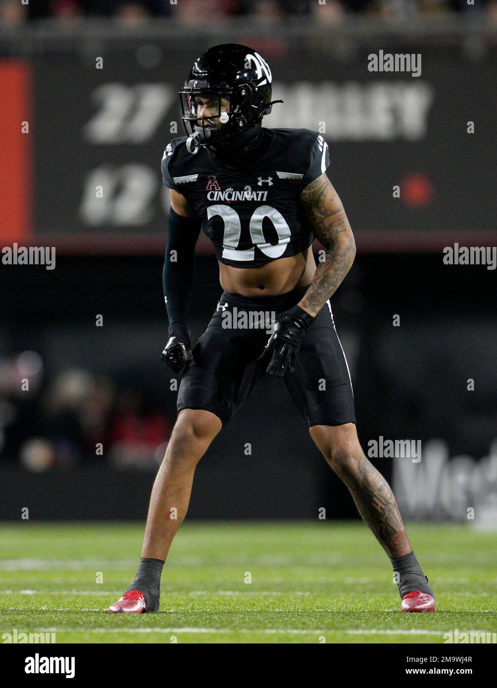 Cincinnati linebacker Deshawn Pace (20) plays during an NCAA college ...