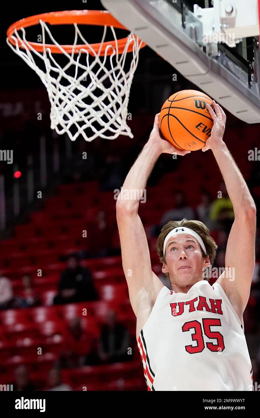 Utah center Branden Carlson (35) dunks against Idaho State during the ...
