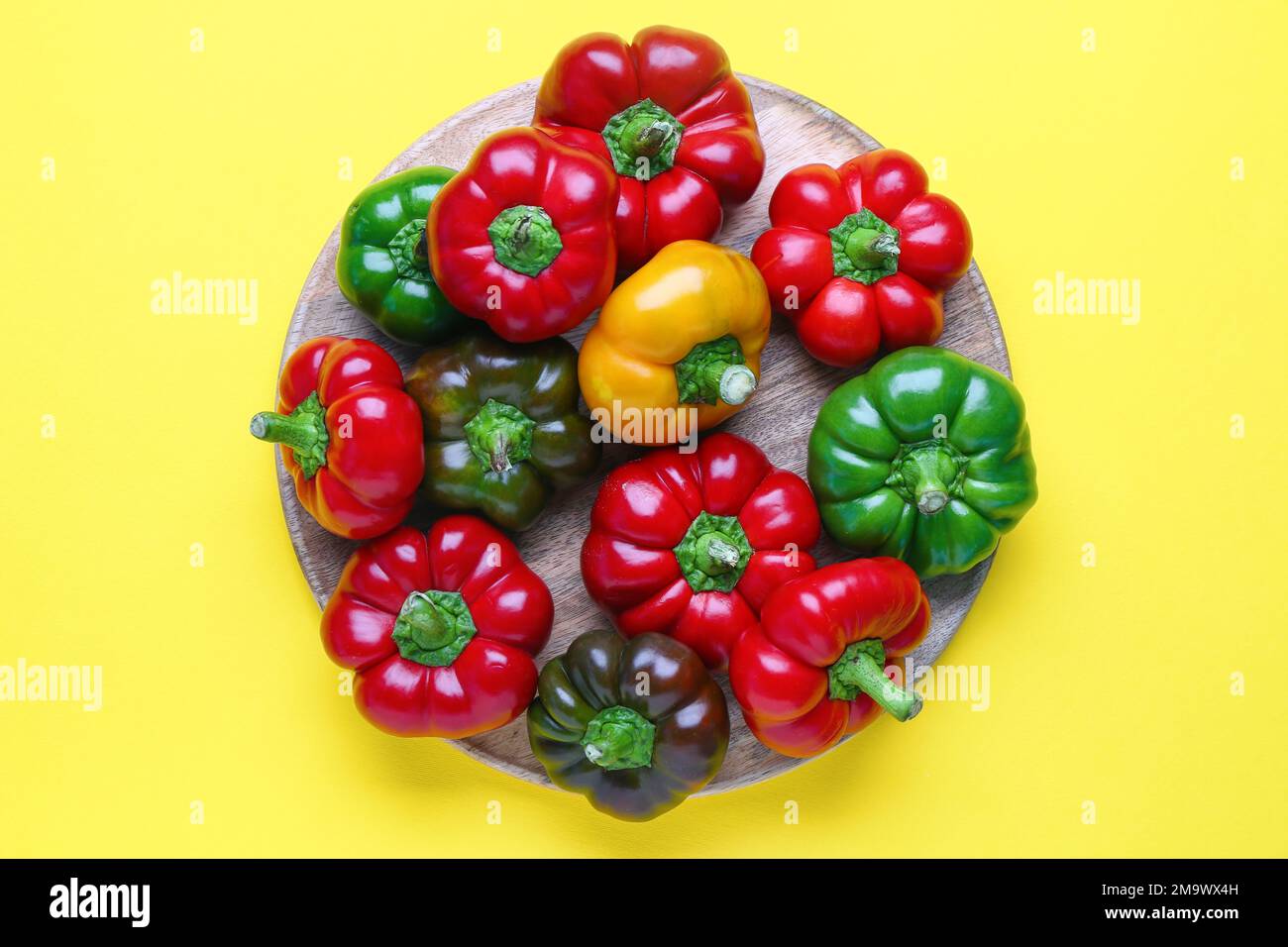 Plate with fresh bell peppers on yellow background Stock Photo - Alamy