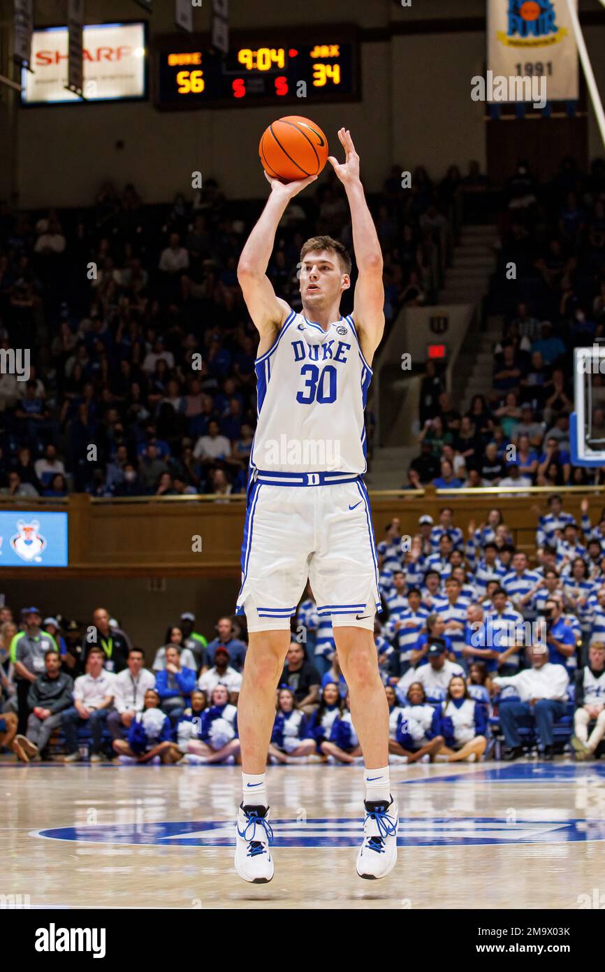 Duke's Kyle Filipowski (30) attempts a shot during an NCAA college ...