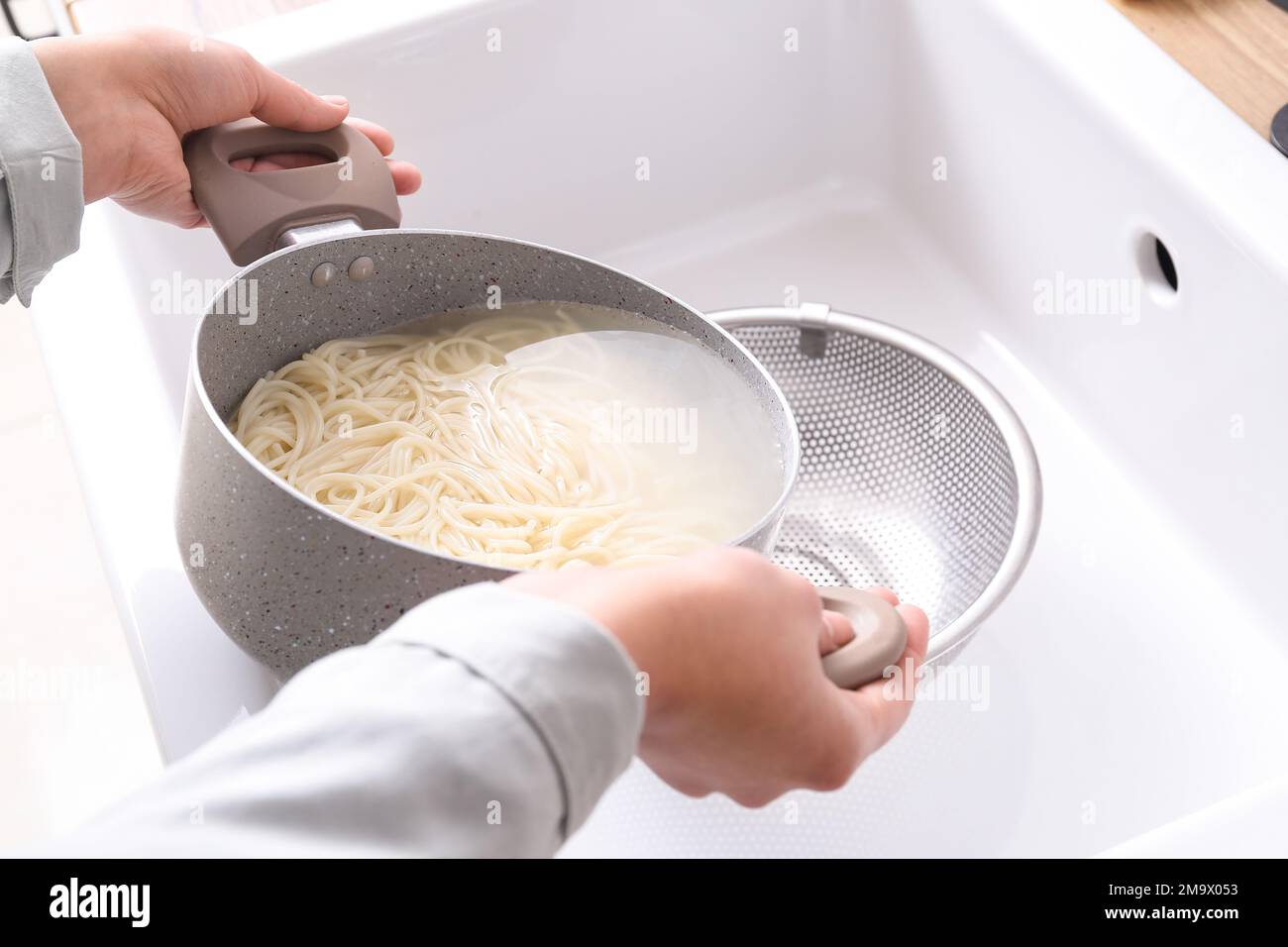 Boiled pasta pouring hi-res stock photography and images - Alamy