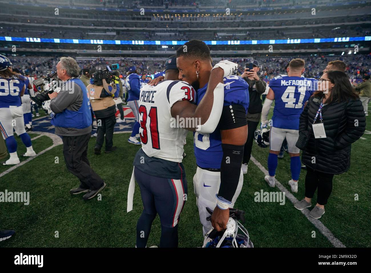 Houston Texans running back Dameon Pierce (31), left, and New York ...