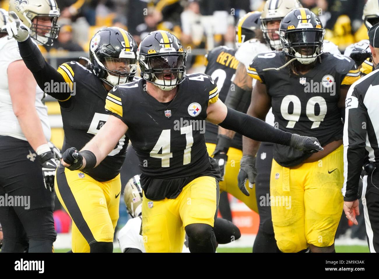 Pittsburgh Steelers linebacker Robert Spillane (41) leads the defense ...