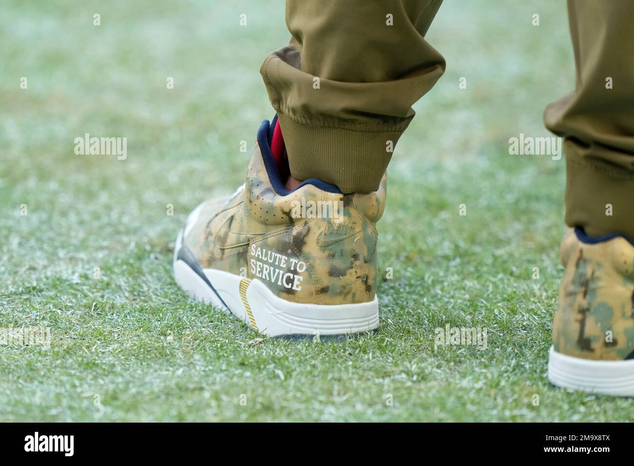 Miami Dolphins head coach Mike McDaniel wears custom shoes honoring the ...