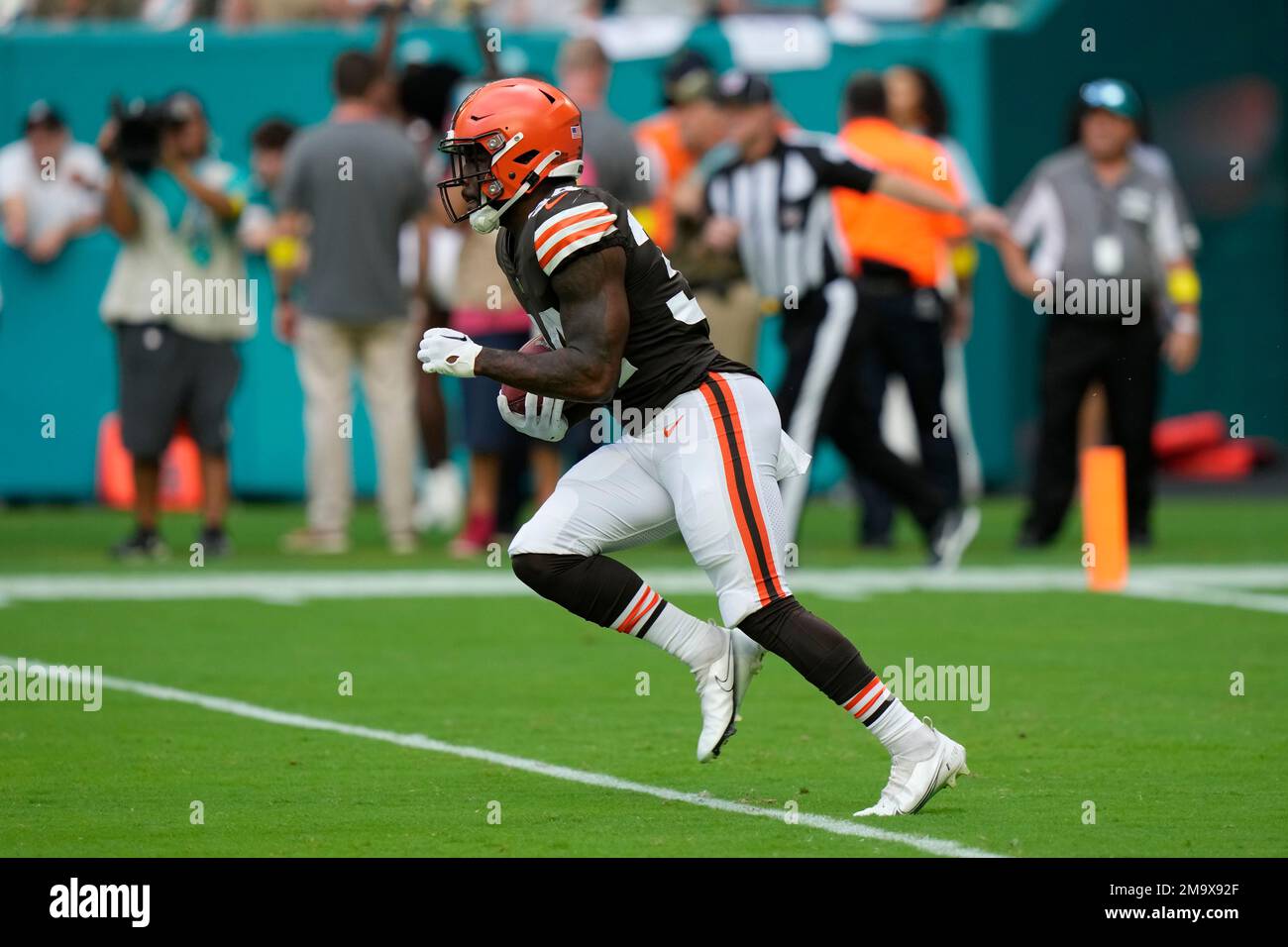 Cleveland Browns running back Jerome Ford (34) returns a punt during ...