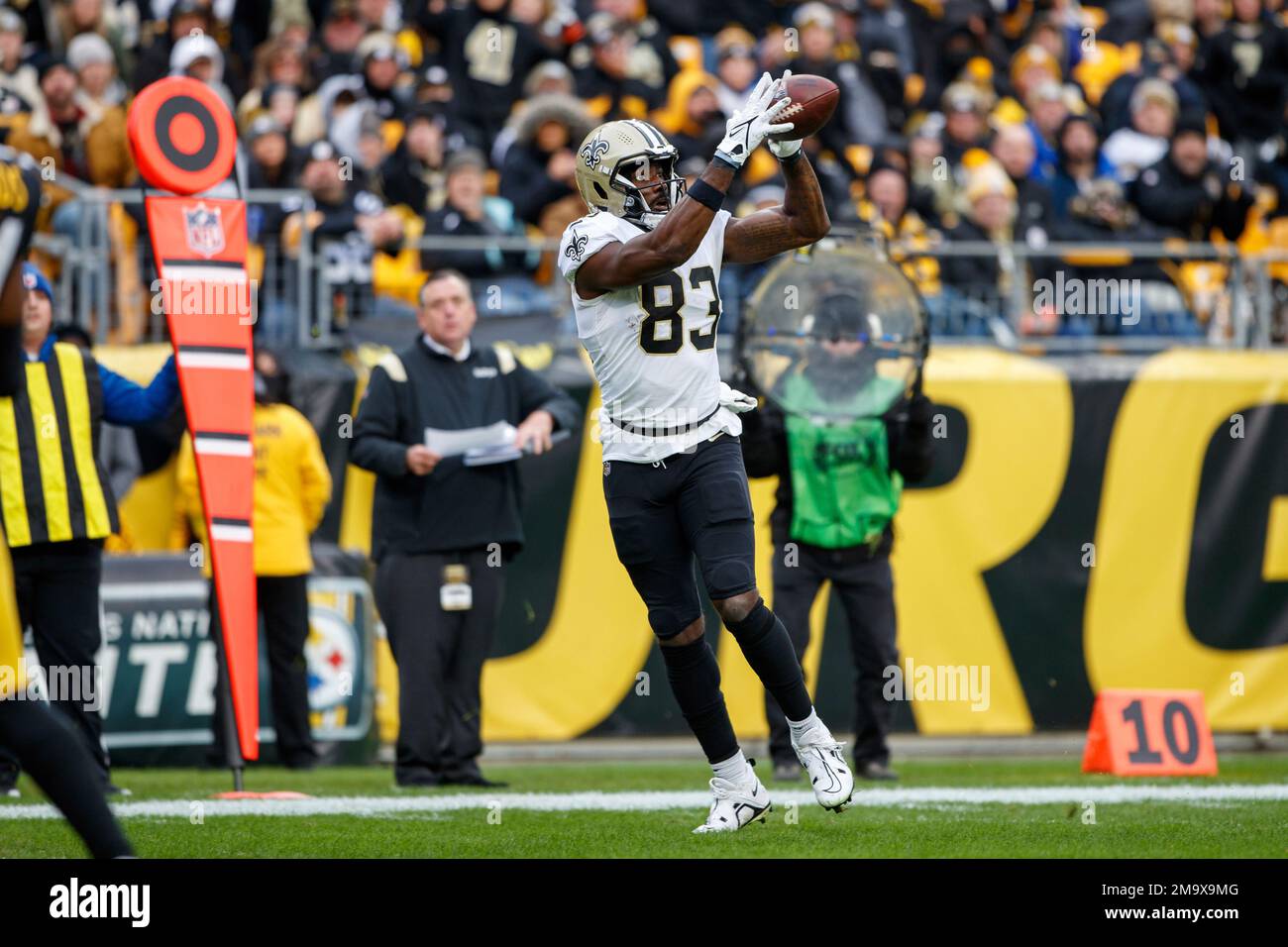 New Orleans Saints tight end Juwan Johnson (83) catches a touchdown ...