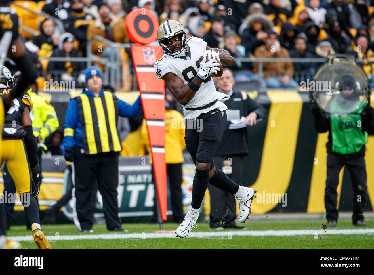 New Orleans Saints tight end Juwan Johnson (83) catches a touchdown ...