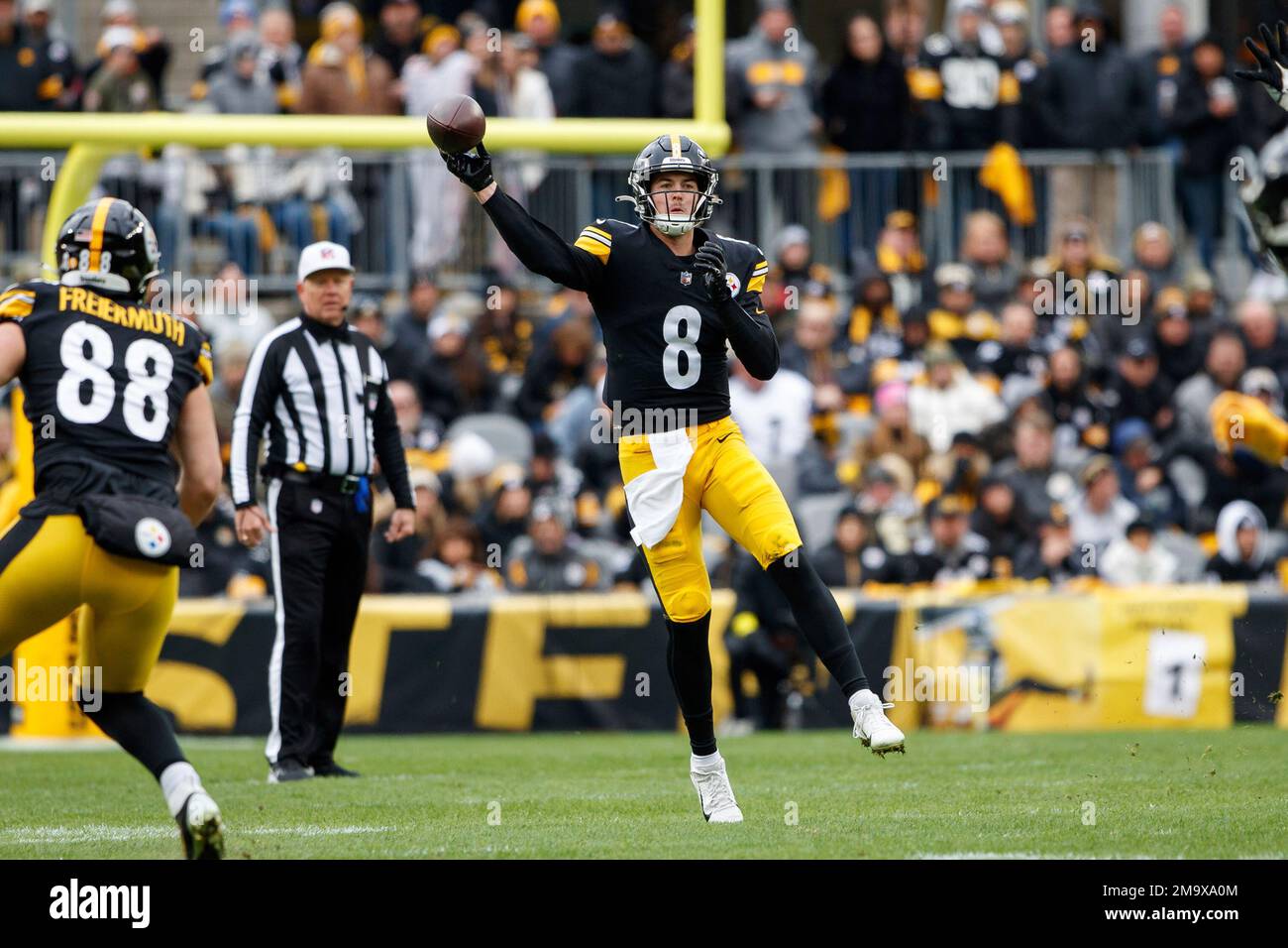 Pittsburgh Steelers quarterback Kenny Pickett (8) throws a pass during ...
