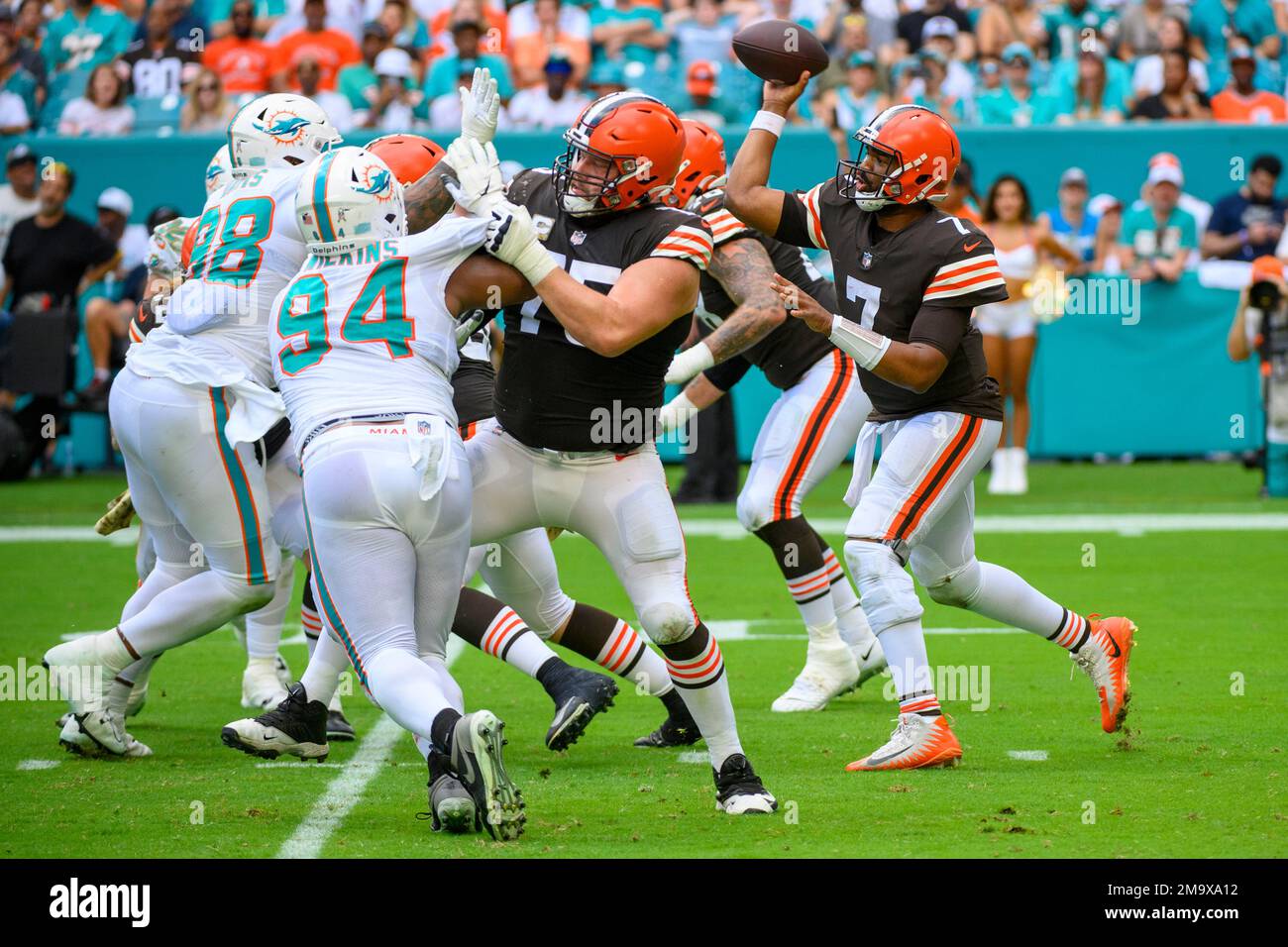 Cleveland Browns quarterback Jacoby Brissett (7) throws the ball during ...