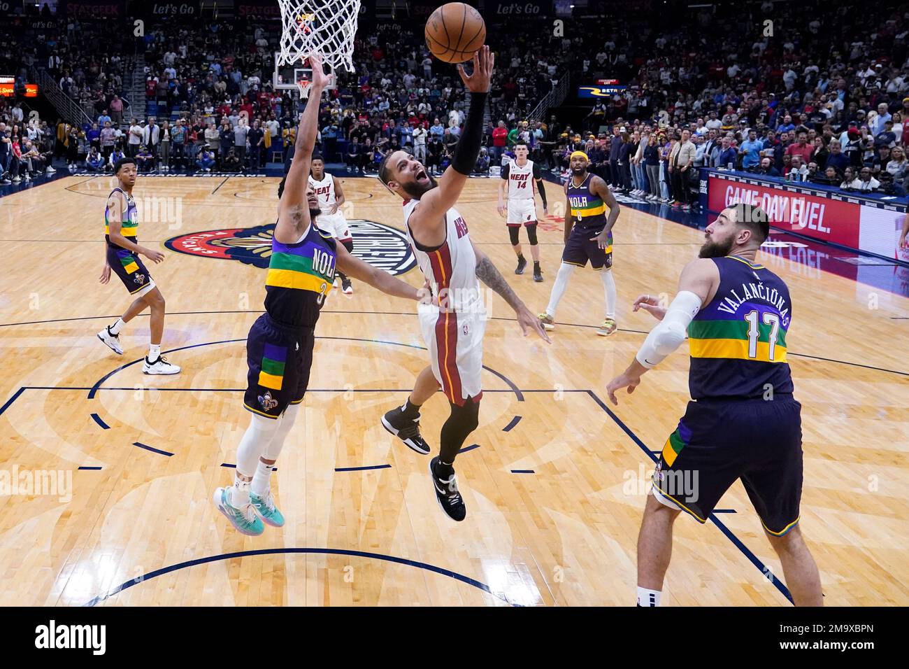 Miami Heat forward Caleb Martin (16) goes to the basket between New ...