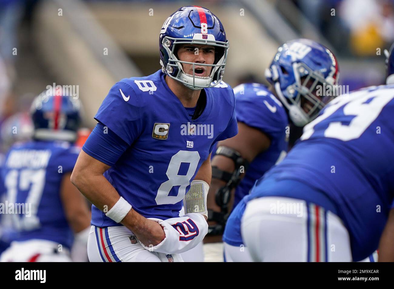 New York Giants quarterback Daniel Jones (8) calls an audible at the ...
