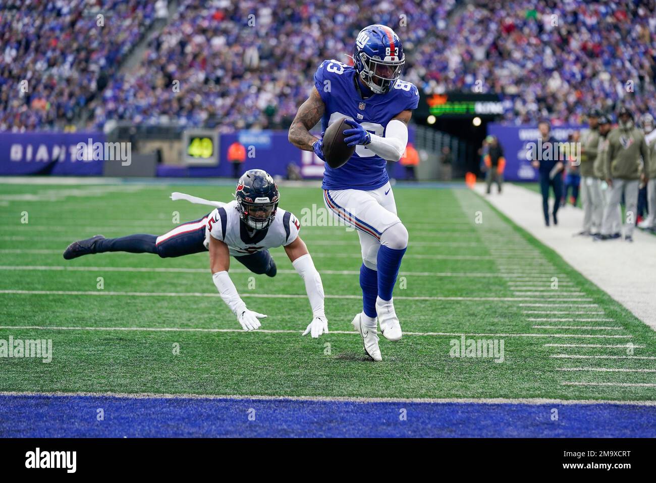 New York Giants tight end Lawrence Cager (83) carries the ball to score ...