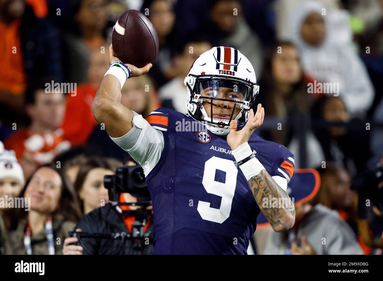 Auburn quarterback Robby Ashford warms up before an NCAA college ...