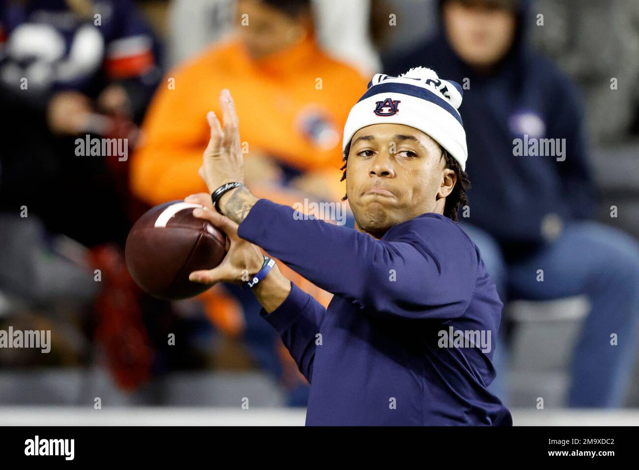 Auburn quarterback Robby Ashford warms up before an NCAA college ...