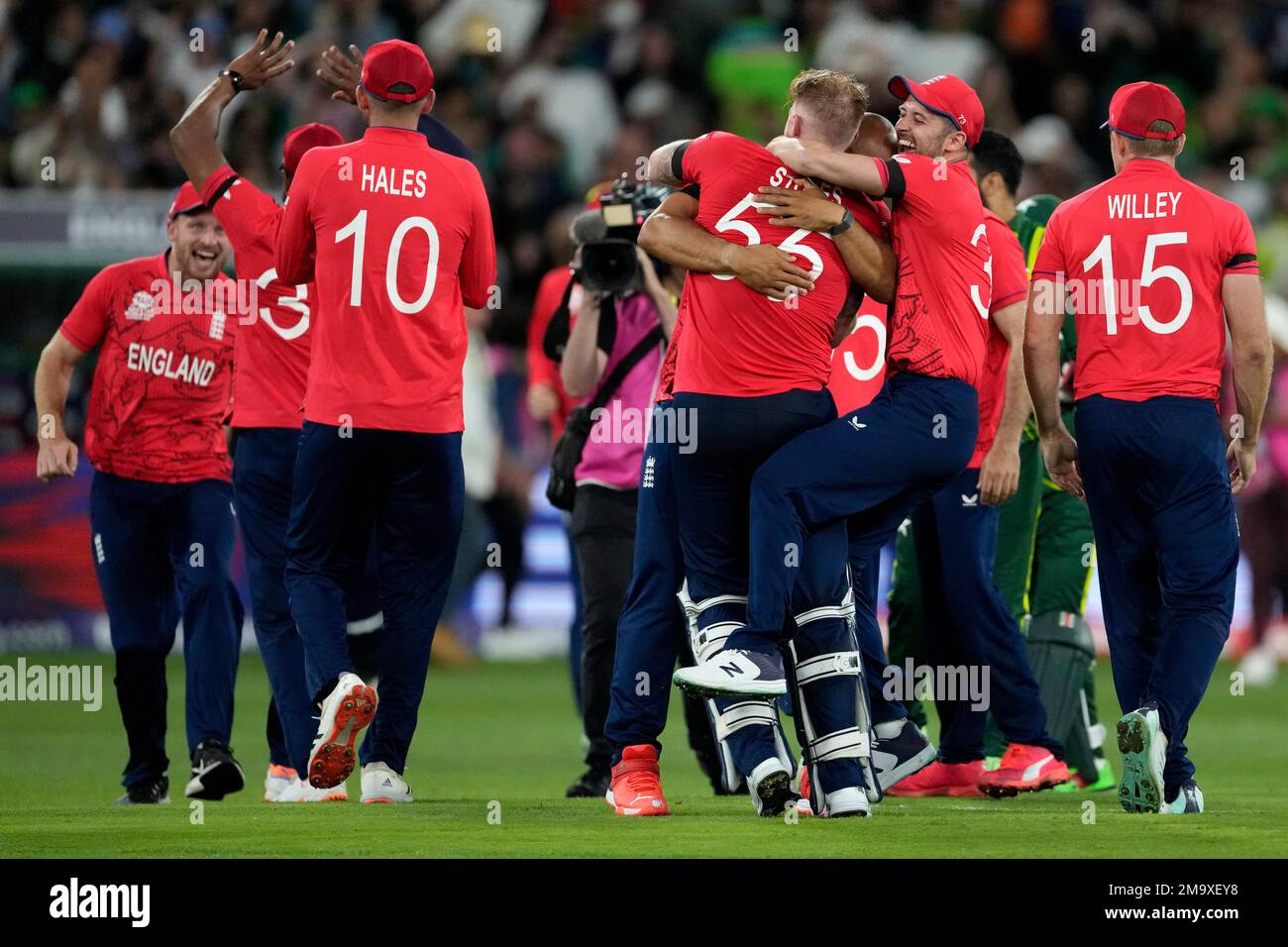 England players celebrate after their win against Pakistan in the final ...