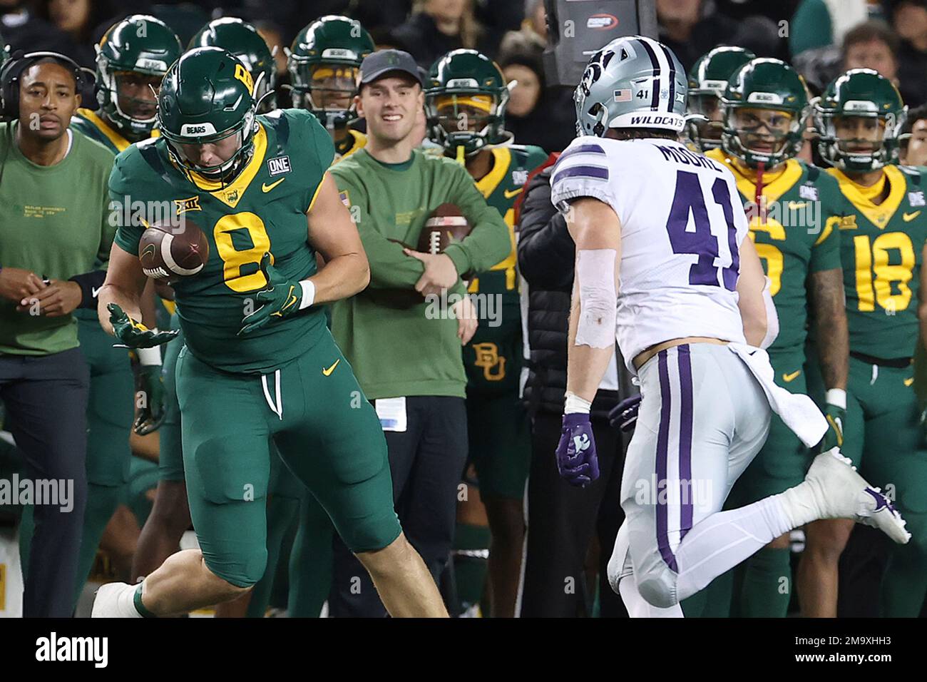 Baylor tight end Ben Sims (8) catches a pass in front of Kansas State ...