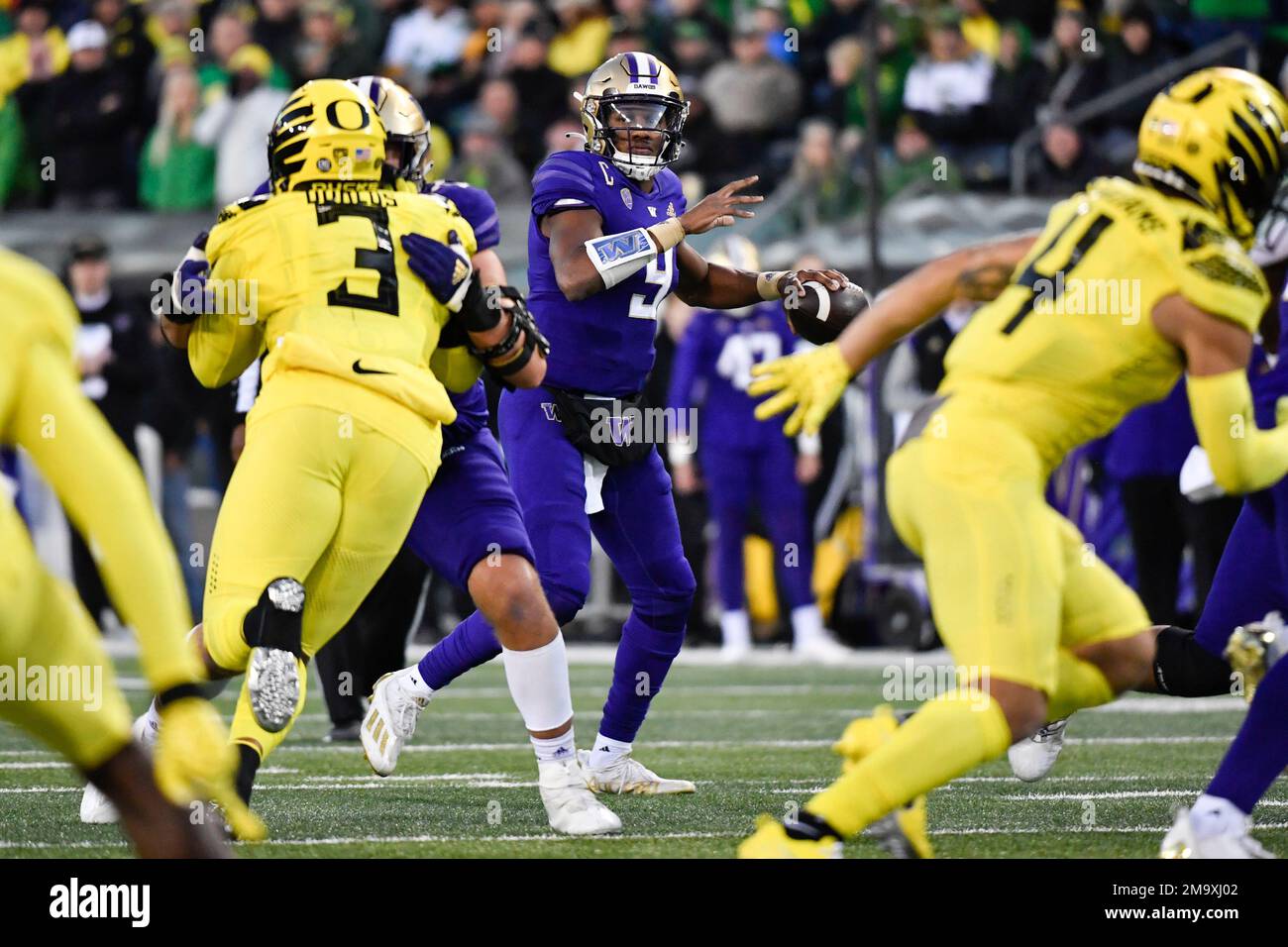 Washington quarterback Michael Penix Jr. (9) looks to pass against ...