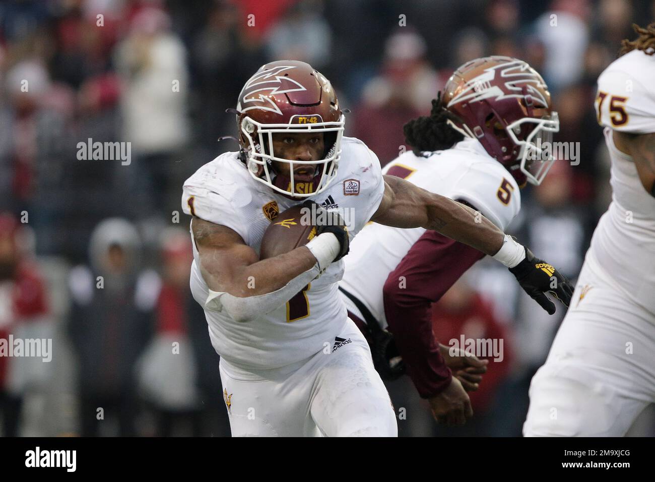 Arizona State running back Xazavian Valladay (1) carries the ball ...