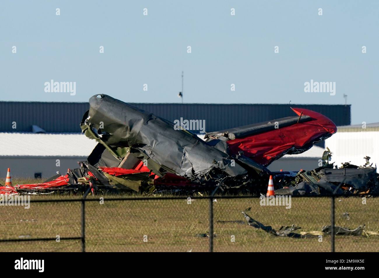 Debris from two planes that crashed during an airshow at Dallas ...