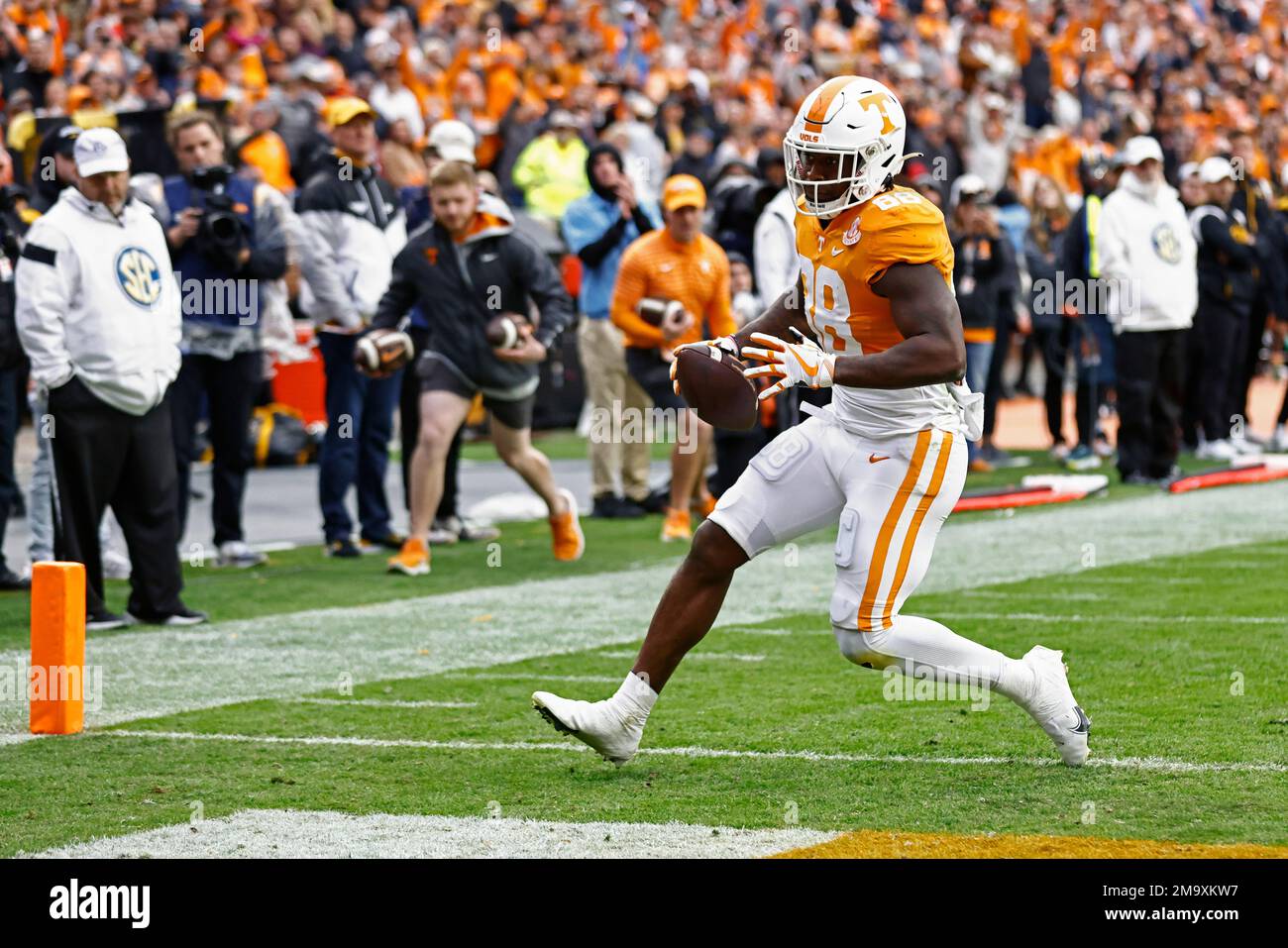 Tennessee tight end Princeton Fant (88) crosses the goal line for a ...