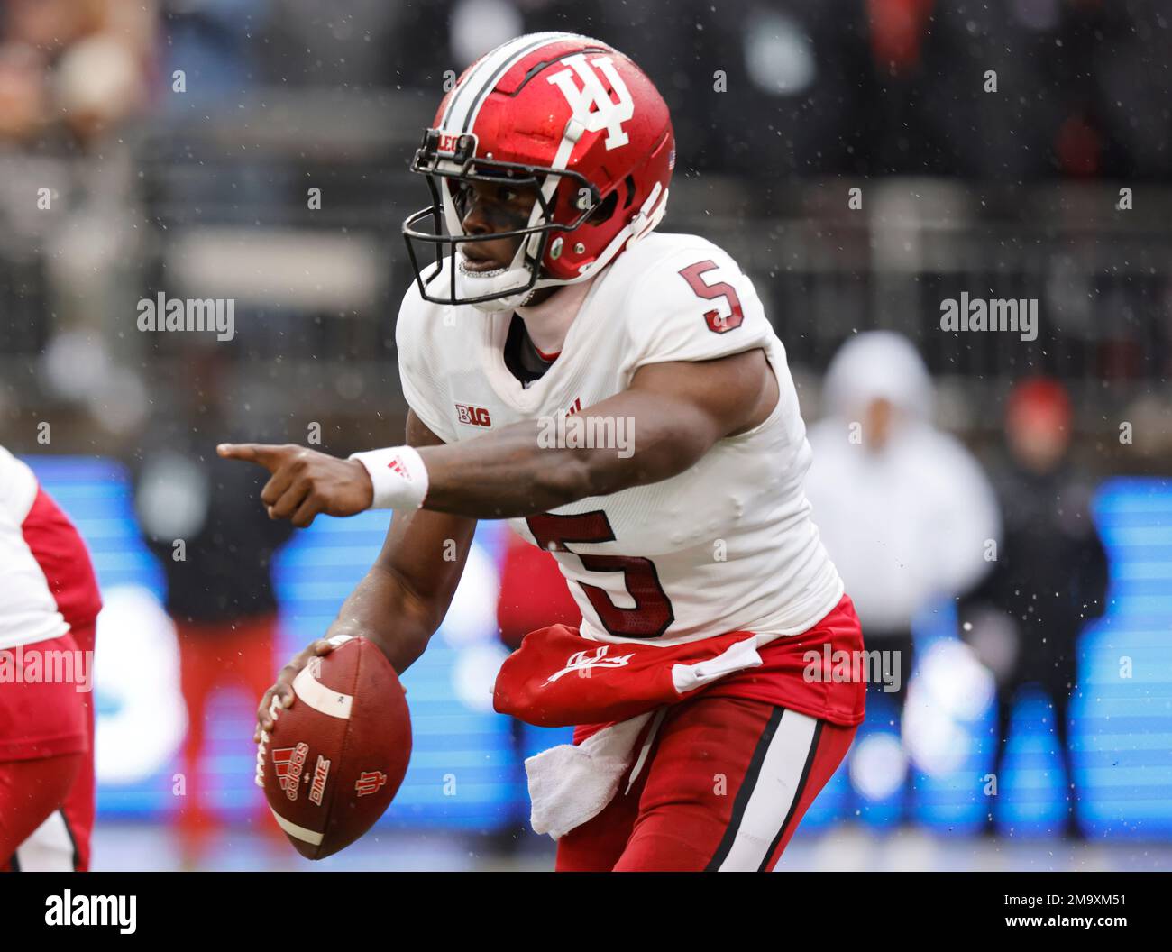Indiana quarterback Dexter Williams directs his team against Ohio State ...