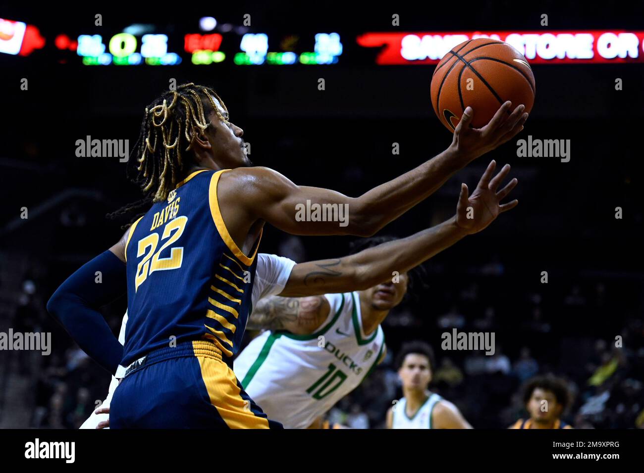 UC Irvine guard DJ Davis (22) drives past Oregon center Kel'el Ware (10 ...