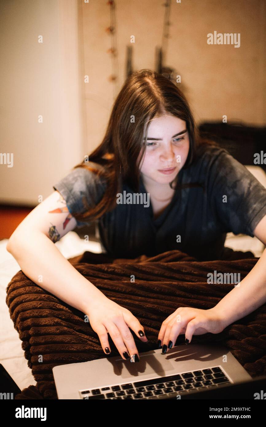 Student laptop bed hi-res stock photography and images - Alamy