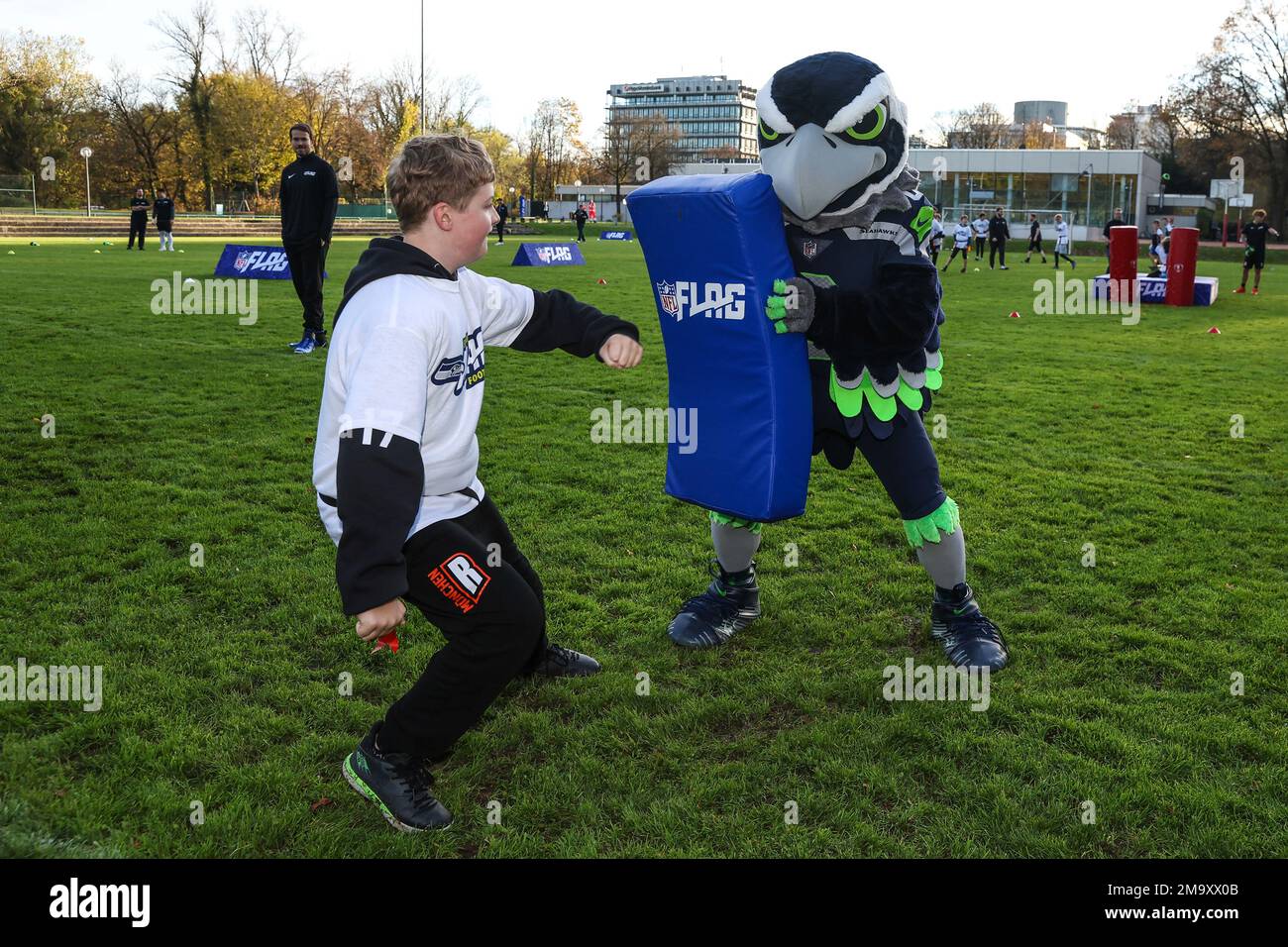Seattle Seahawks Mascot Blitz coaches youth participating in the NFL ...