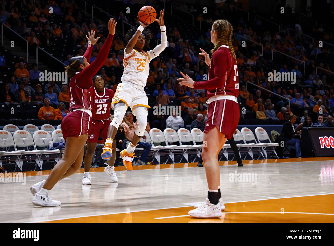 Tennessee guard Jordan Horston (25) shoots during an NCAA college ...