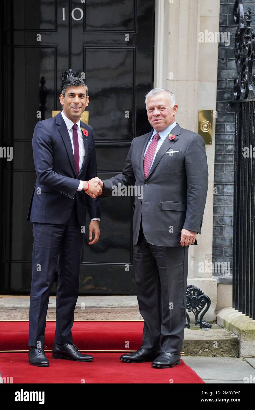 British Prime Minister Rishi Sunak shakes hands with King Abdullah II ...