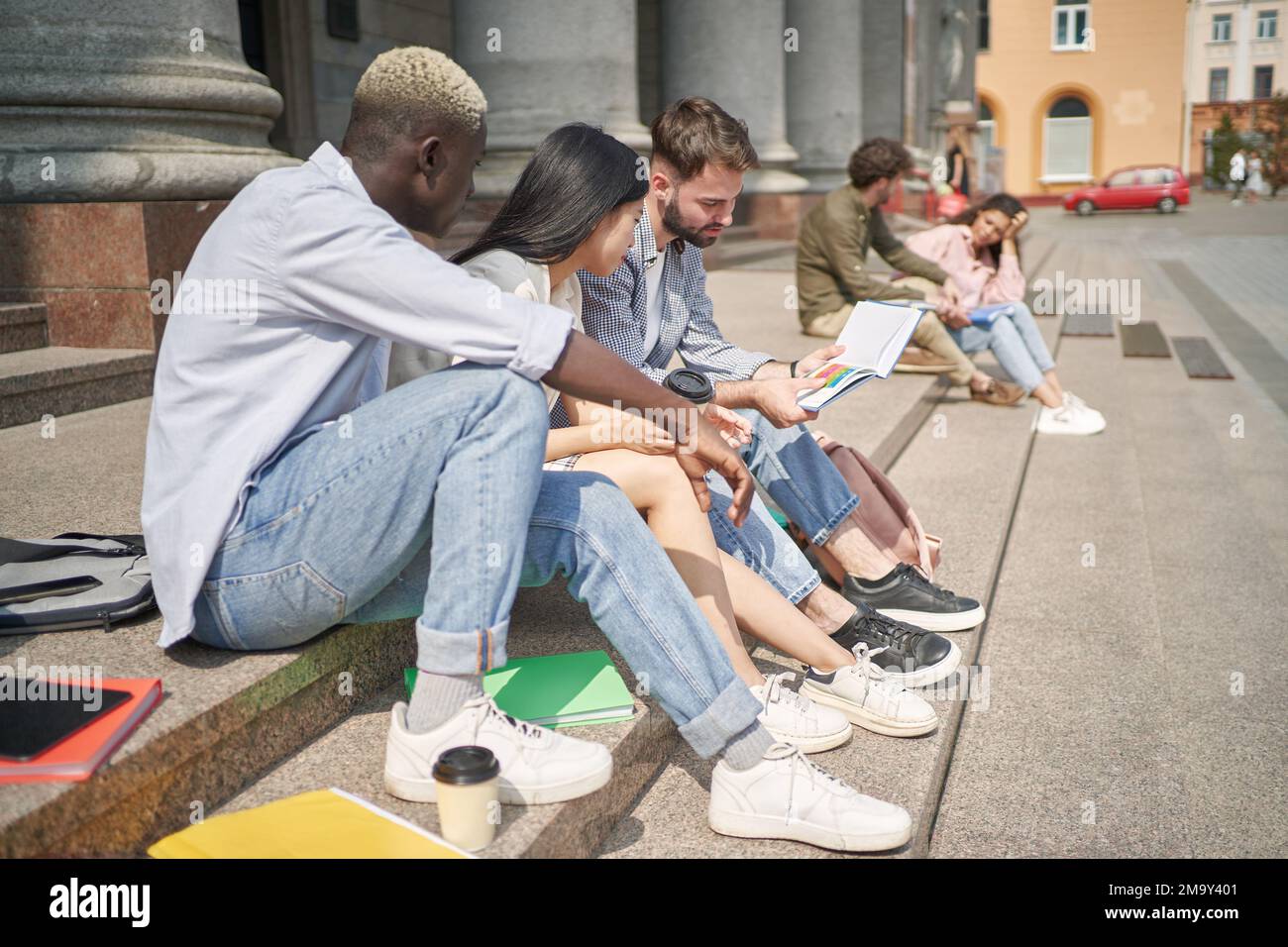 Outdoor group discussion students hi-res stock photography and images ...