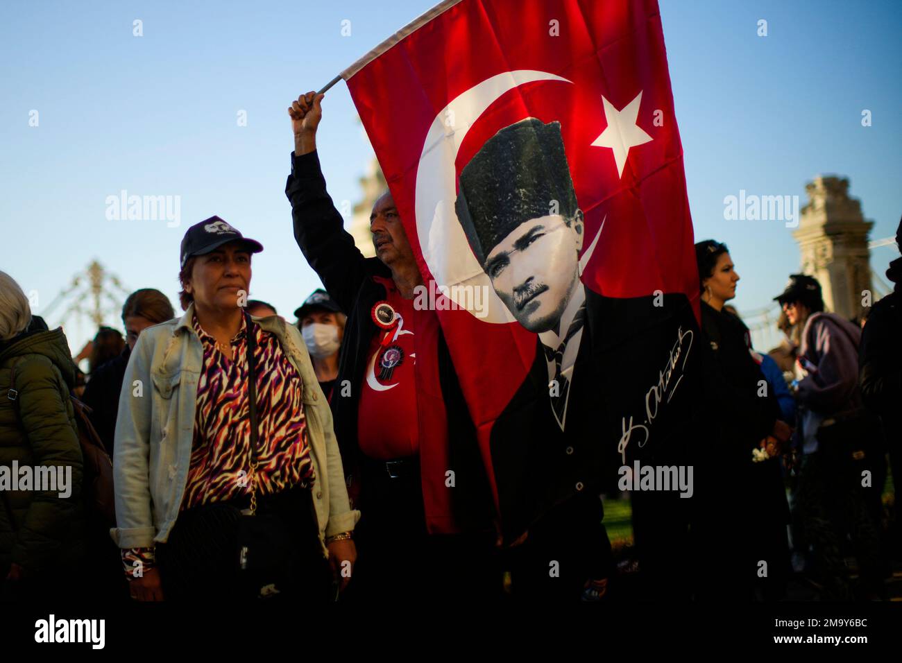People arrive to pay tribute to Turkey's founding father Mustafa Kemal ...