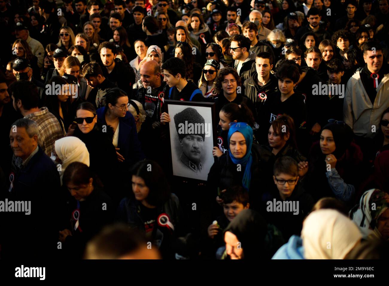 People arrive to pay tribute to Turkey's founding father Mustafa Kemal ...