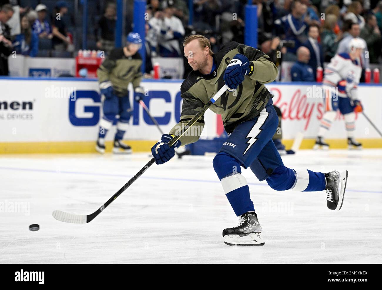 Tampa Bay Lightning center Steven Stamkos (91) warms up before an NHL ...
