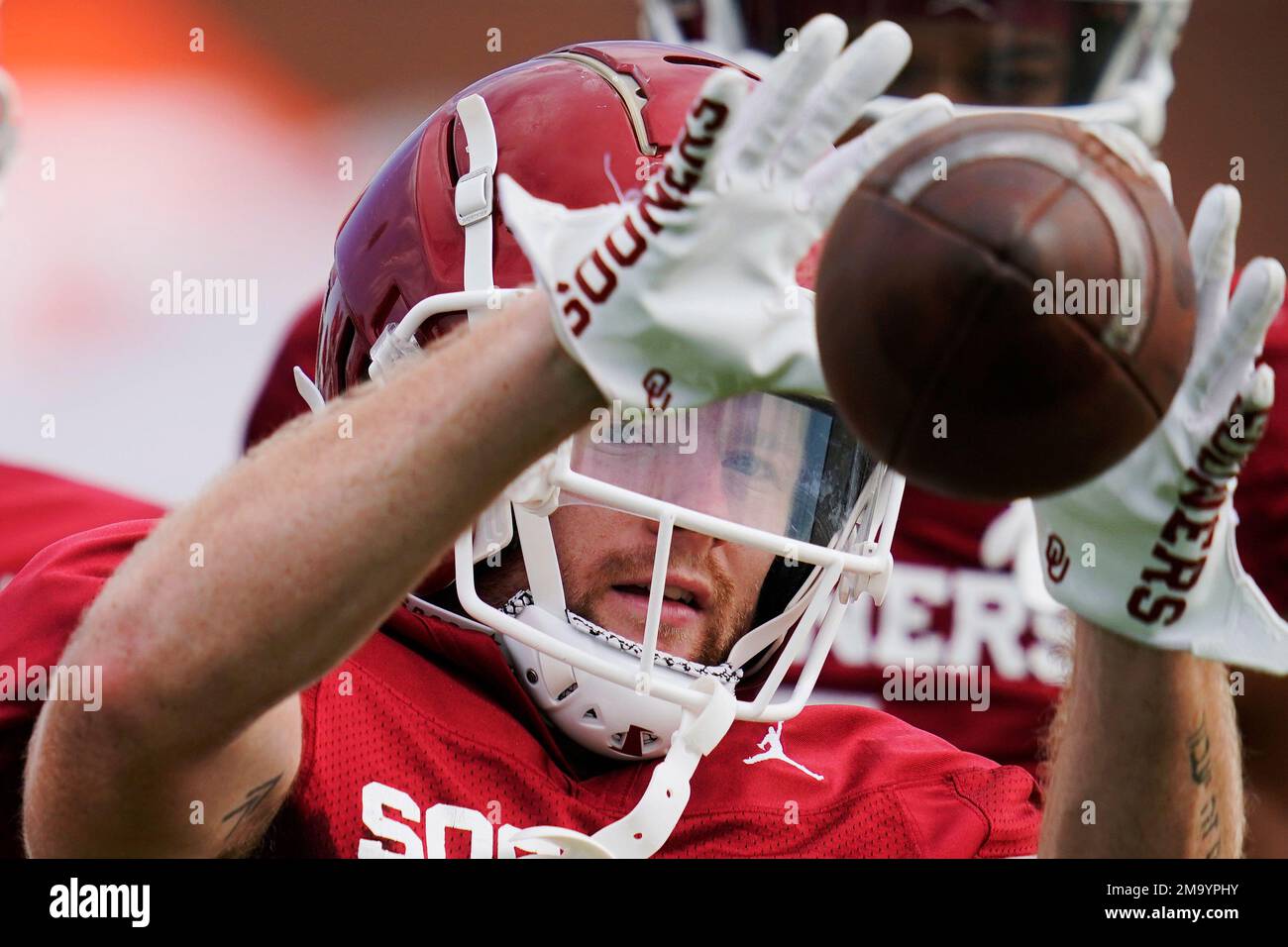FILE - Oklahoma's Drake Stoops catches a pass during the NCAA college ...