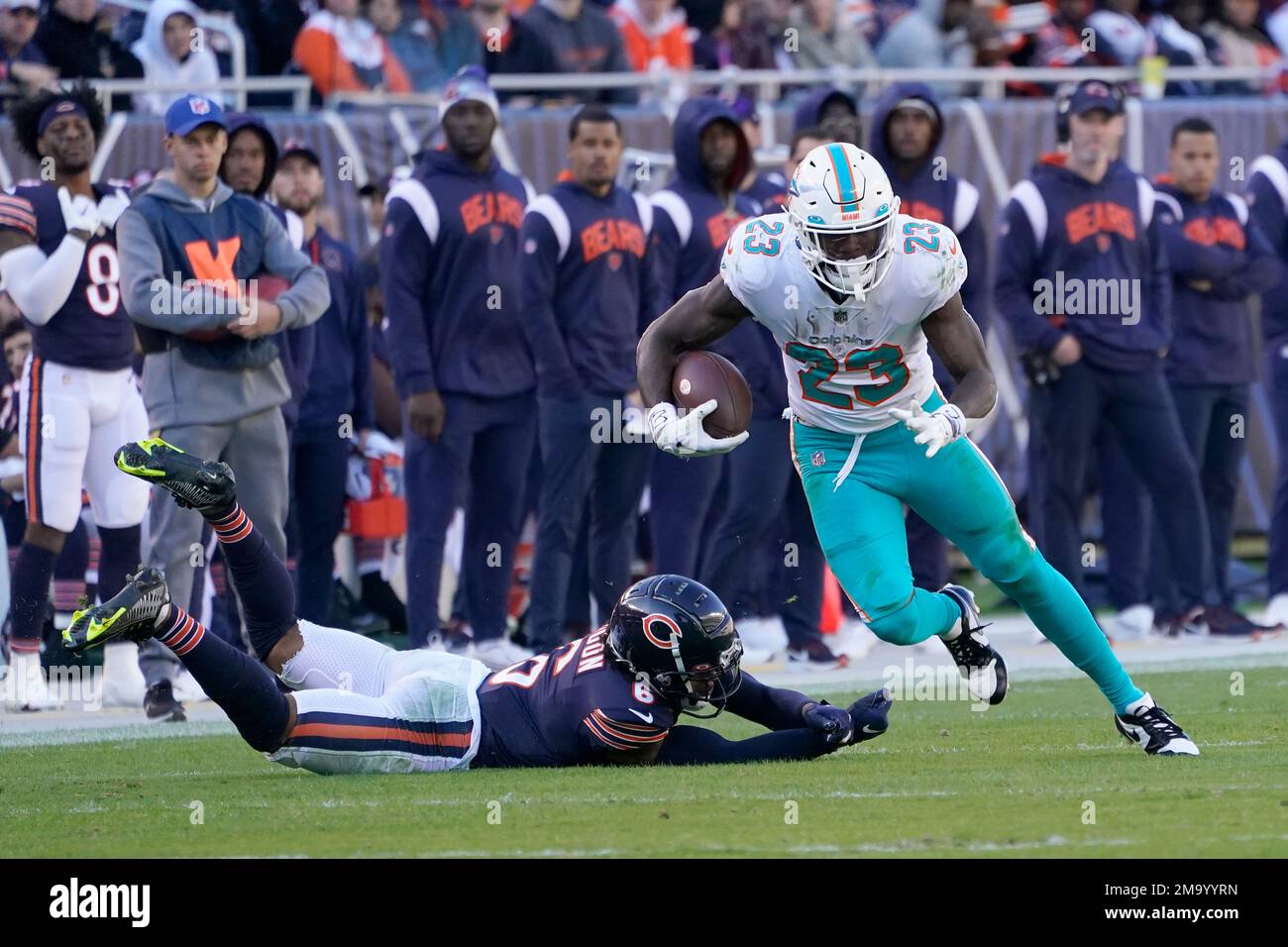 Miami Dolphins running back Jeff Wilson Jr. eludes Chicago Bears ...