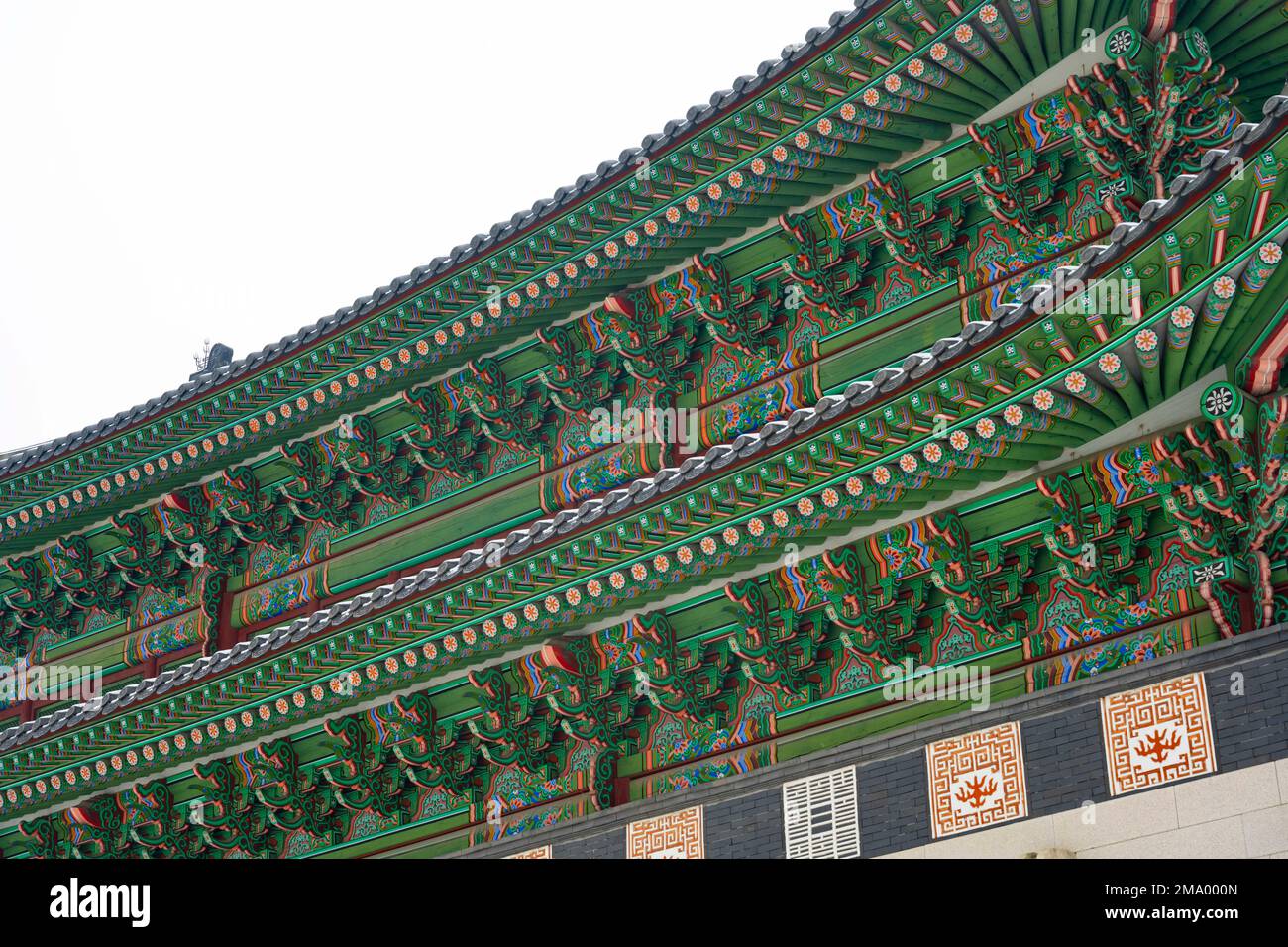 Seoul, Korea. 21st Dec, 2022. Gyeongbokgung Palace front gates on a ...
